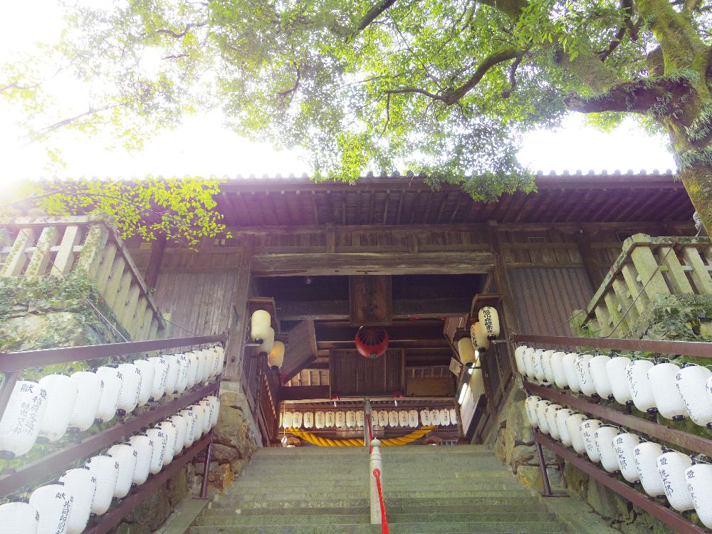 北随神門は北の参道に位置し、室町中期に再建されました。（重要文化財）